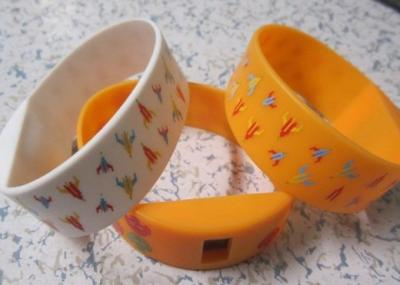 China Seda amarillo impreso 2,25 cm ancho relojes de pulsera de silicona deportivos para regalo Adverting en venta