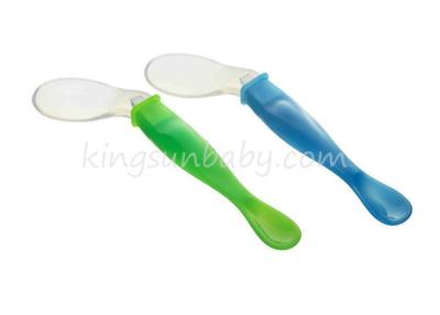 Cina Cucchiaio flessibile BPA di alimentazione infantile del silicone liberamente con la maniglia curva in vendita