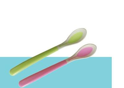 Cina Cucchiaio d'alimentazione cambiante del bambino di plastica della coltelleria di colore con la maniglia lunga sicura in vendita