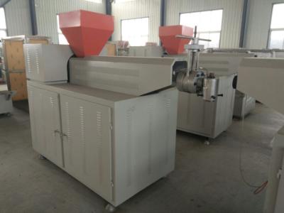 Chine Machine d'extrusion de PVC de la température constante, machine de moulage en plastique automatique à vendre