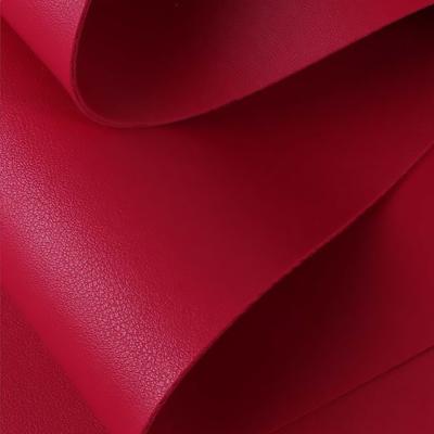 Cina tessuto di cuoio sintetico rosso della pelle scamosciato del Faux dell'unità di elaborazione del vino di 1.7-1.8mm per la sede di automobile in vendita