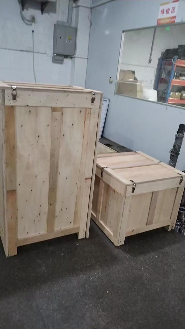 Packaging and shipping details demonstrating secure loading and fixation