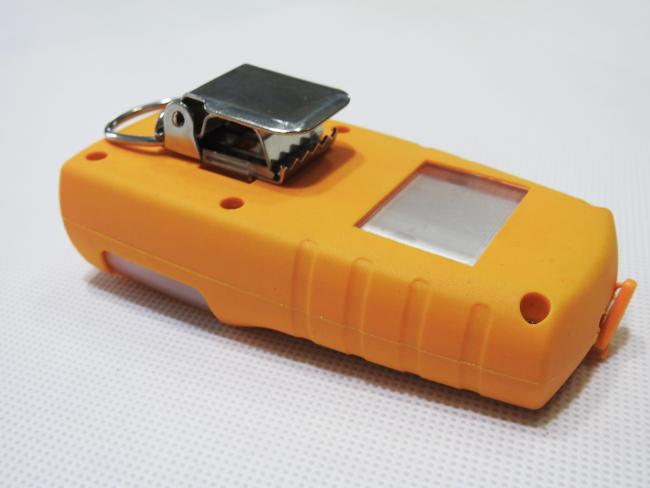 4 in 1 rivelatore di gas tenuto in mano