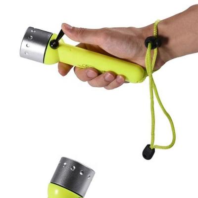 Cina Professional Outdoor Underwater Torch Strong Power Supply LED Light LED Flashlight Waterproof Diving Flashlight Lighting AA Battery in vendita