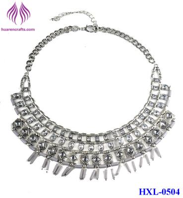 China El cristal magnífico de la moda europea del estilo pavimenta el collar de la declaración del babero en venta