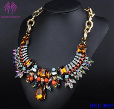 China Forme a mujeres agraciadas cristalinas coloridas del ahogador de la cadena del color oro el collar en venta