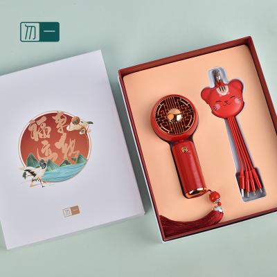 Cina Stampa su tela di seta - Scatola regalo per affari chic con piccolo ventilatore e linea di dati per gatti Zhaocai in vendita