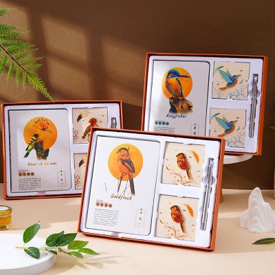 Cina Personalizza Good Luck Bird Gift Box Set Notebook Brooches e penna per il Business Gifting in vendita
