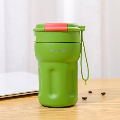 China Hotel und Resort müssen eine tragbare isolierte Kaffeetasse mit doppeltem Trinkhalm haben zu verkaufen