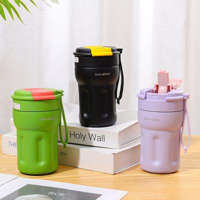 China Hotel und Resort müssen eine tragbare isolierte Kaffeetasse mit doppeltem Trinkhalm haben zu verkaufen