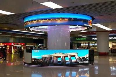 China La pantalla curvada flexible IP43 de la pantalla LED efectúa la pantalla LED interior del fondo P4 en venta