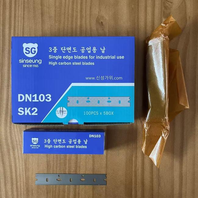SINSEUNG DN103 Single Edge Slitting Blades showing segmented design and industrial packaging