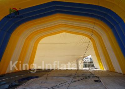 China Aangepaste Openlucht 32.81ft Opblaasbare Gebeurtenistent met Gele Boogvormig Te koop