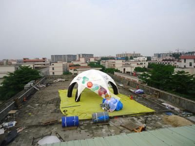 Chine les 10m enjambent les courriers hermétiques gonflables de cadre de PVC de noir de tente d'événement d'araignée avec le toit imprimé par blanc à vendre