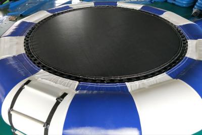 China Volwassenen 0.9mm pvc-het Parktrampoline van het Douane Opblaasbare Drijvende Water Te koop