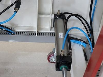 Chine Machine à ouvrir les boîtes d'emballage automatique à pliage vertical, scellant le fond du carton à vendre