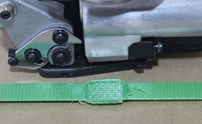 中国 ビデオ技術サポート PET PP バンドのための半自動プラスチックベルトストラッパーマシン 販売のため