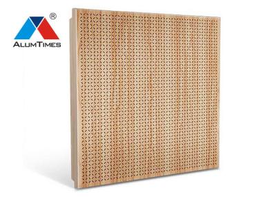 Cina Soffitto perforato di alluminio di colore di legno a forma di foglia/soffitto falso acustico in vendita