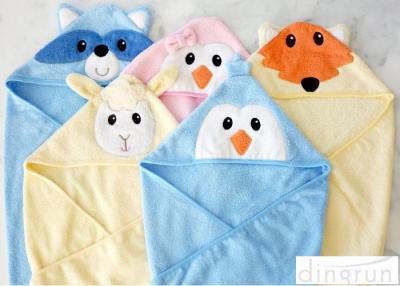 Cina 300gsm ha personalizzato il modello incappucciato degli animali degli asciugamani del bambino per la spiaggia/bagno in vendita
