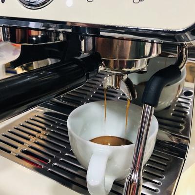Chine Machine à café avec broyeur facile à nettoyer et parfaite pour faire de la poudre de café instantanée à vendre