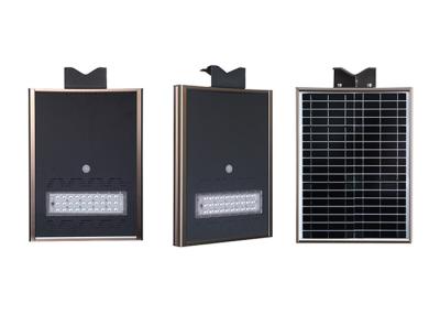 Cina Iluminazione pubblica principale alimentata solare economizzatrice d'energia con la batteria al litio automatica di controllo di intensità in vendita