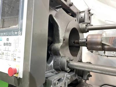 China Used 320 Ton Energy Saving Injection Molding Machine Horizontal for Plastic Cap for sale
