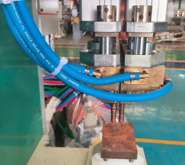 Upper electrode dual head synchronized welding