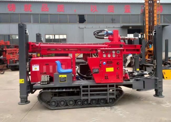 Side profile of crawler mounted drilling rig