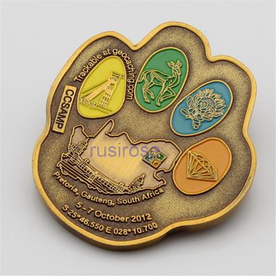 Китай Персонализированные значки выполненные на заказ, покрашенная фибула печати ладони медведя металла, античная таможня медальона, значок сплава цинка продается