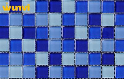 Cina Tessere blu scuro e blu-chiaro della piscina, mattonelle di vetro della parete del mosaico in vendita