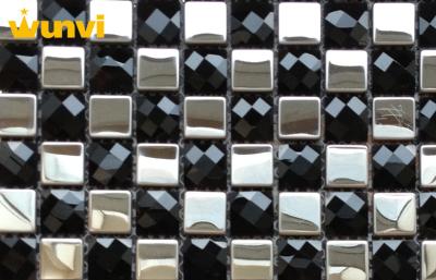 Cina Mattonelle di vetro smussate miste bianche e nere del sottopassaggio del mosaico dell'acciaio inossidabile in vendita
