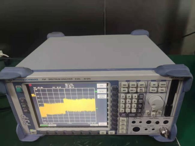 Side view showing interface connections of R&S FSP40