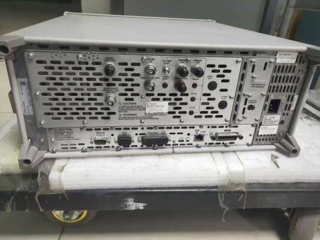 Agilent E4448A Spectrum Analyzer close-up