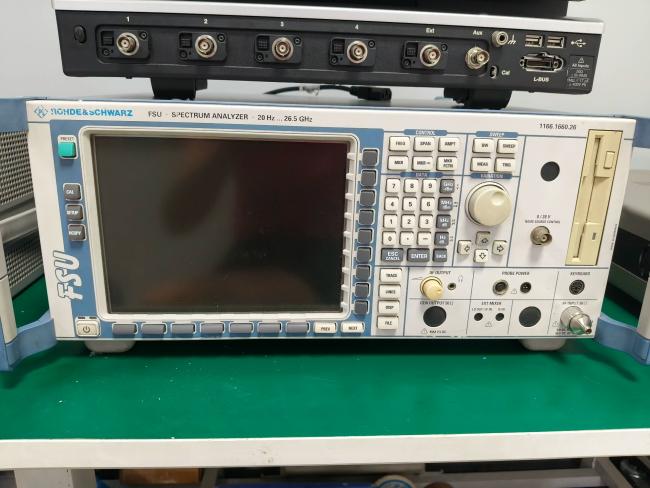 Display screen of Rohde & Schwarz FSU26 in operation