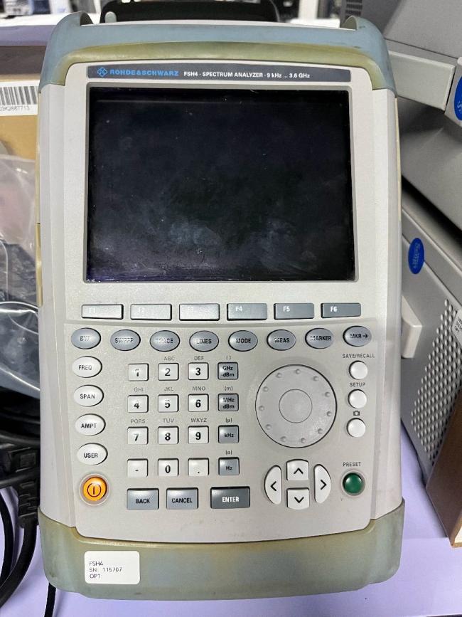 FSH4 spectrum analyzer in field testing scenario