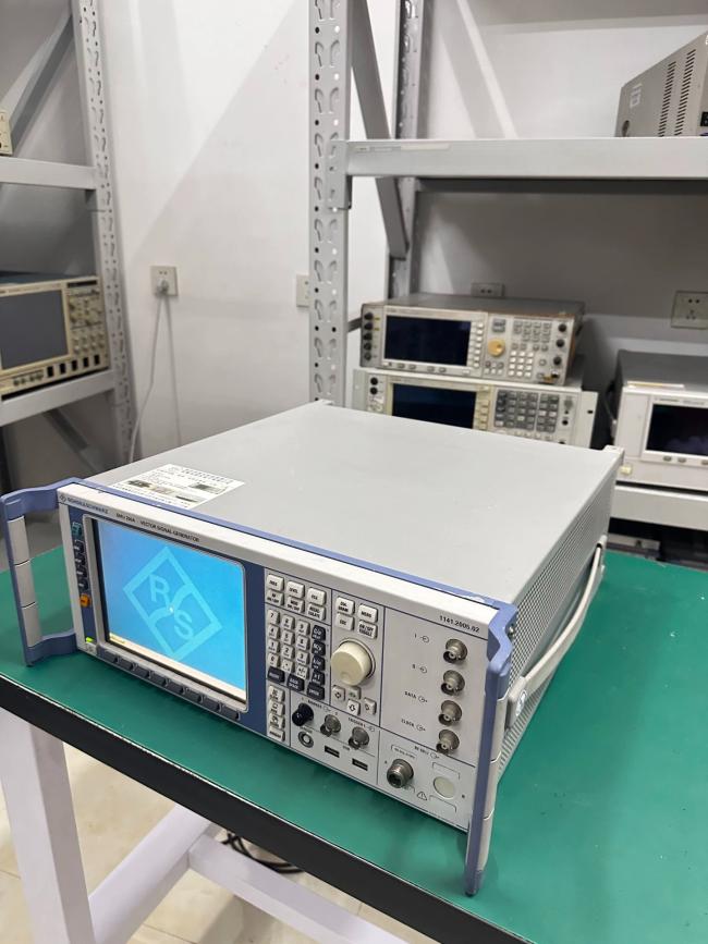 Rohde & Schwarz R&S SMU200A close-up view