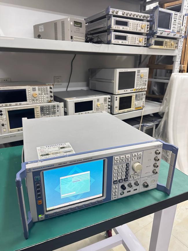 Rohde & Schwarz R&S SMU200A front panel view