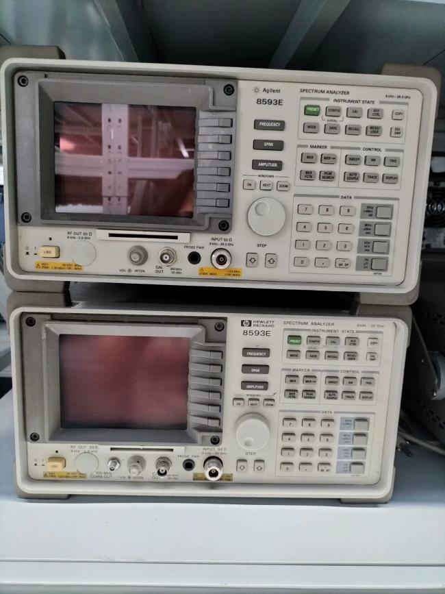 Agilent 8593E display showing spectrum analysis