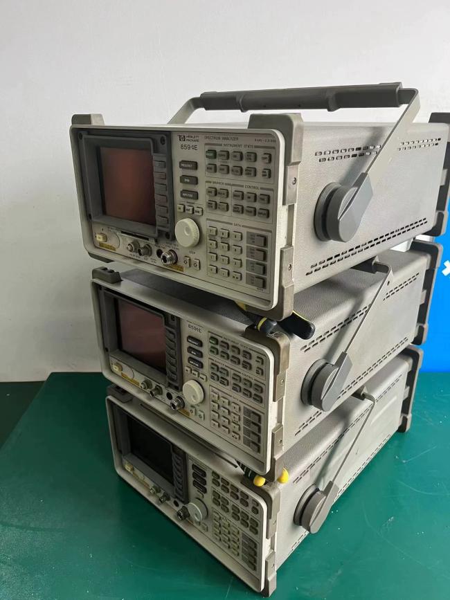 HP Agilent 8594E Spectrum Analyzer display close-up