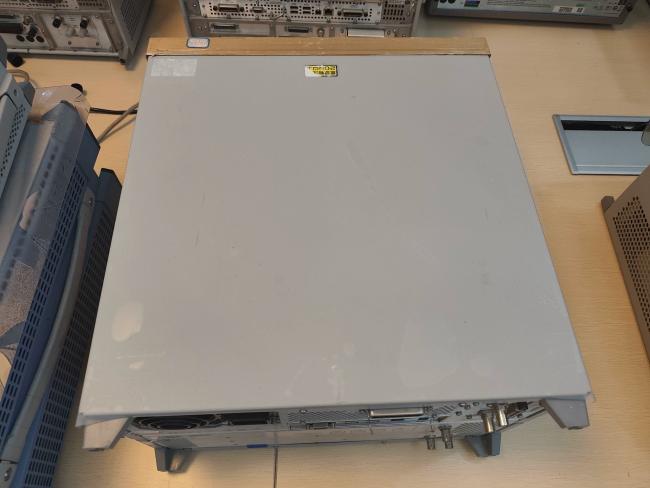 Keysight E5052B side view with measurement display