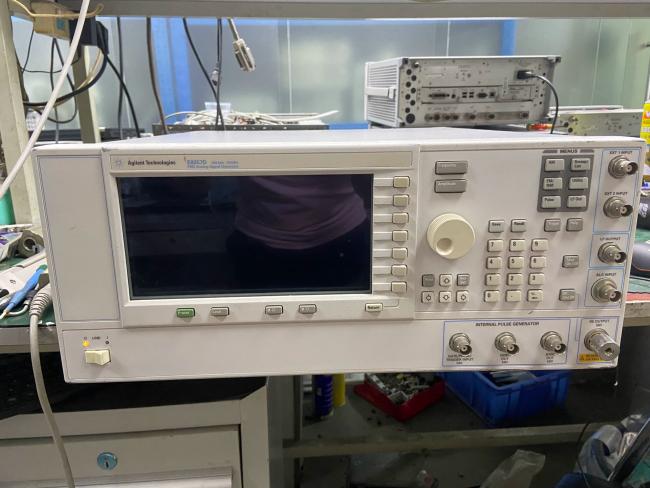 Agilent E8257D RF Signal Generator side view