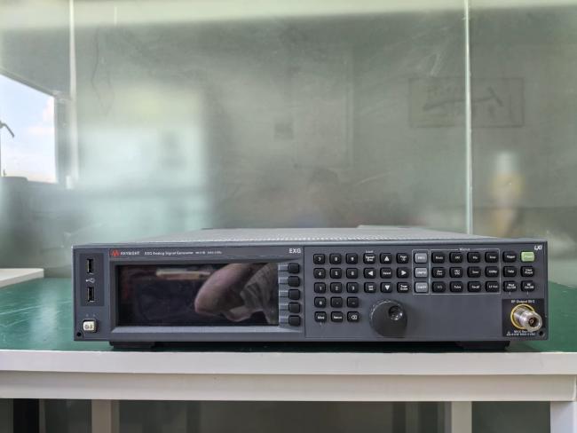 Agilent Keysight N5171B front panel view