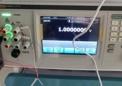 中国 1100 V / 2.2 A超高精度マルチ機能校正機 フルーク 5730A 販売のため