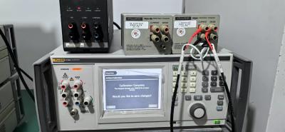 中国 1100 V / 2.2 A超高精度マルチ機能校正機 フルーク 5730A 販売のため