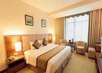 Cina Vetro temperato mobilia standard della camera da letto dell'albergo di lusso in chiaro, grigio, nero, bianco in vendita