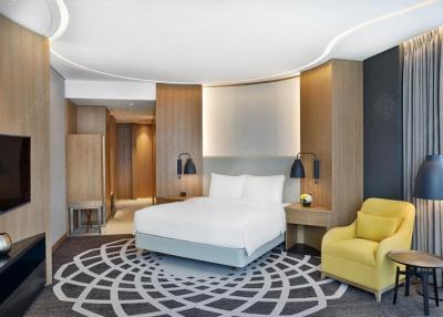 Cina Re/letto matrimoniale della mobilia della camera da letto dell'hotel della stella del lusso 4 con il pannello di parete del cuoio dell'unità di elaborazione dell'impiallacciatura in vendita