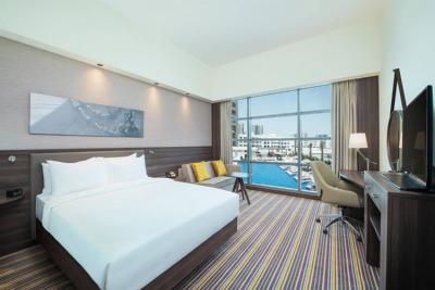 Cina La mobilia economica economica della camera da letto dell'hotel di Holiday Inn mette il legno solido materiale in vendita