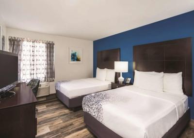 Cina Insieme di camera da letto su misura mobilia della mobilia della stanza del letto dell'hotel di Holiday Inn di colore leggero dell'hotel in vendita