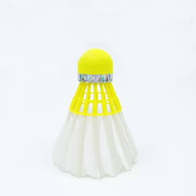 中国 Goose Feather Shuttlecocks Yellow Cork Eye Catching Hybrid Shuttlecocks Badminton 販売のため