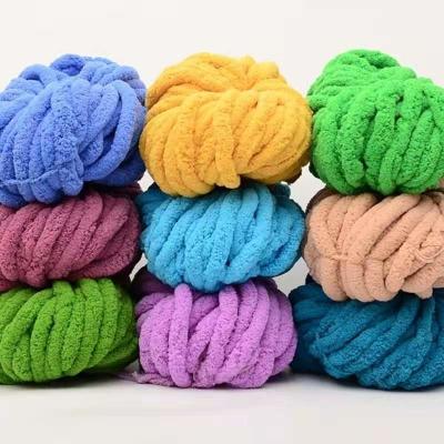 Chine 1/0.14NM font du crochet le polyester 100% de Chunky Chenille Yarn pour le tricotage d'oreiller de couverture à vendre